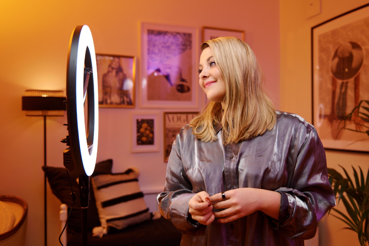 Dacota Platinum 16" RGB ringlys med stativ, sort - POWER.dk