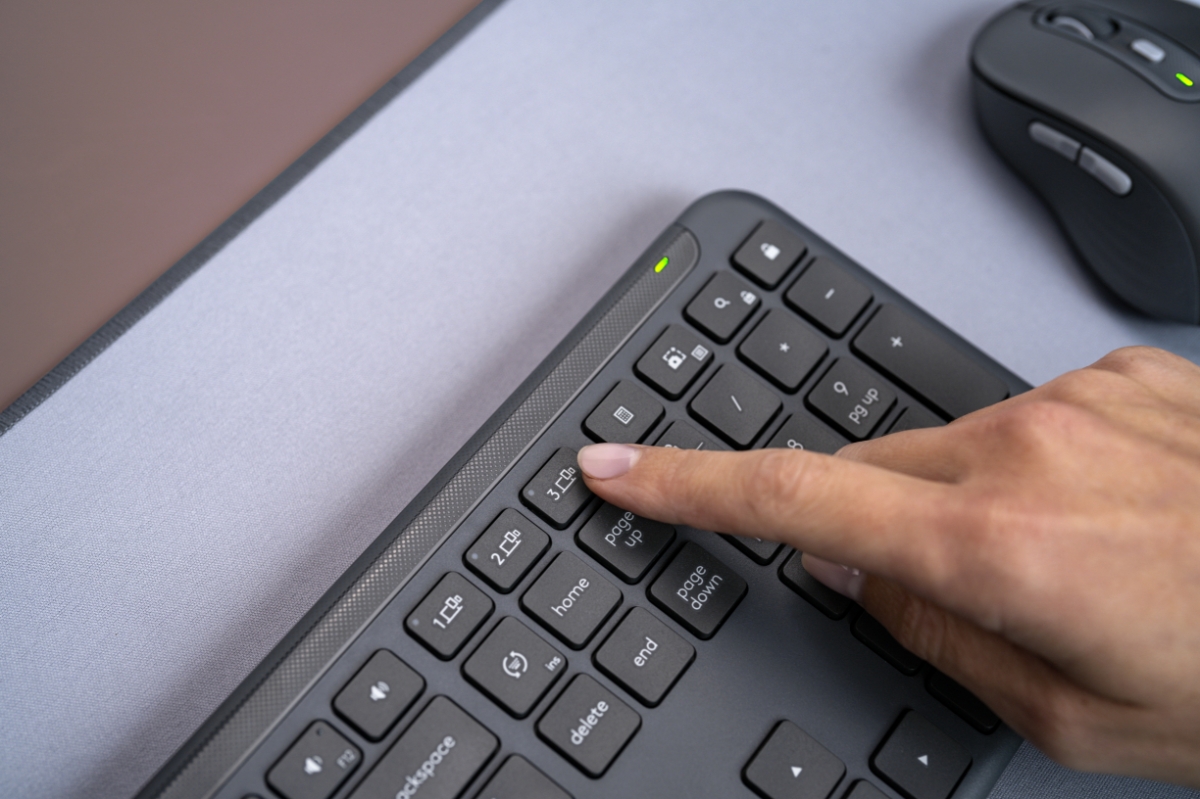 Logitech Signature Slim MK950 trådlöst tangentbord och mus, grafit ...