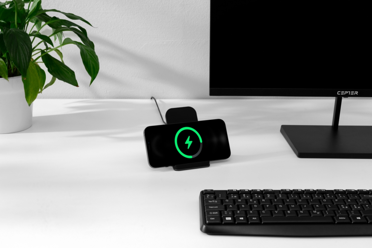 Dacota Platinum trådløs ladestander 15W Kit, sort - POWER.dk